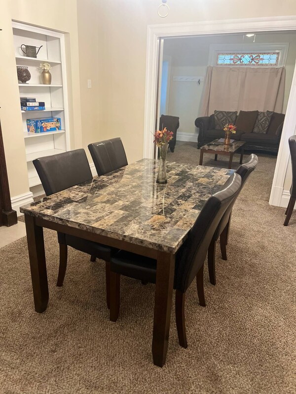 Furnished 2 Bedroom 1 Bathroom Bottom Floor Unit In Verona - 門羅維爾