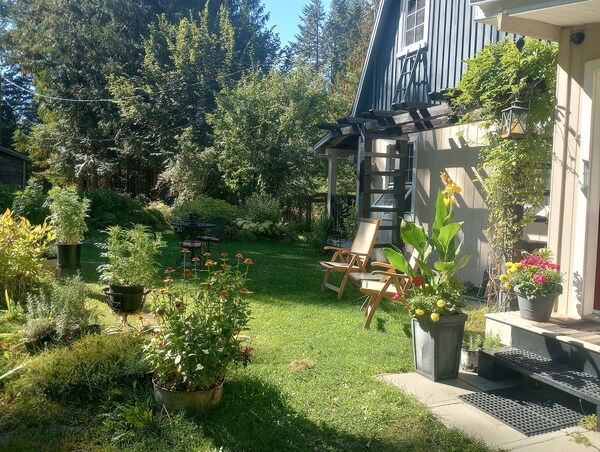 Your Own Lavender Cottage & Flower Farm, Golf, & Beach Family Or Therapy Retreat - British Columbia