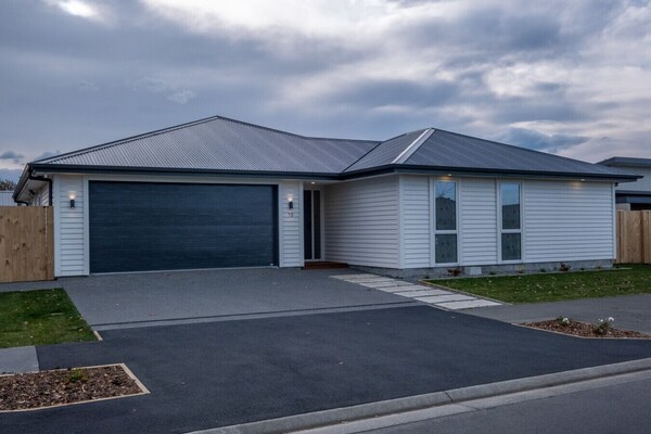 Brand New | Games Room | Family Home | Sleeps 6 - Rolleston