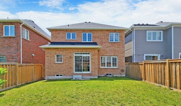 Modern Family Friendly 4-bedroom Home Away From Home In Oshawa! - Oshawa
