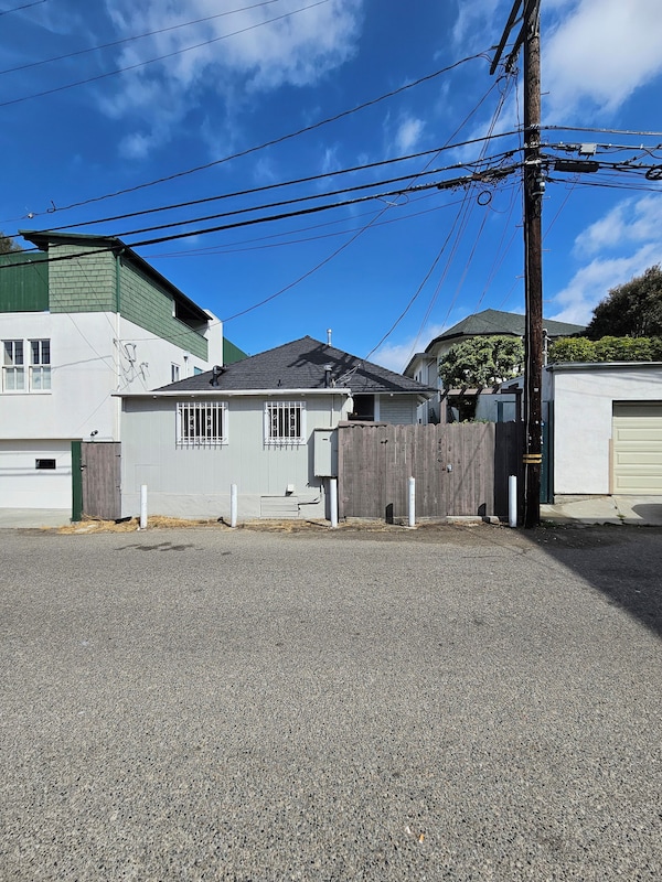 Charming 2-bedroom Bungalow In Beautiful Venice Beach, Ca, Steps Away From Beach - Los Angeles, CA