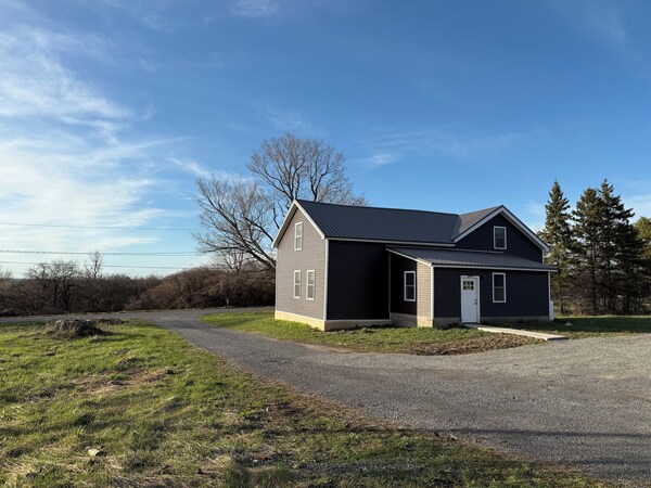 Modern, Peaceful Escape 2-bedroom Apartment In Enjoyable Watertown With Wifi, Ac - Watertown, NY