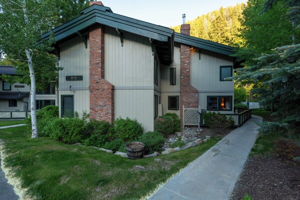 Baldy Basecamp At Sun Valley - Walk To Ski, 3 Hot Tubs, Swimming Pool In Summer - Ketchum, ID