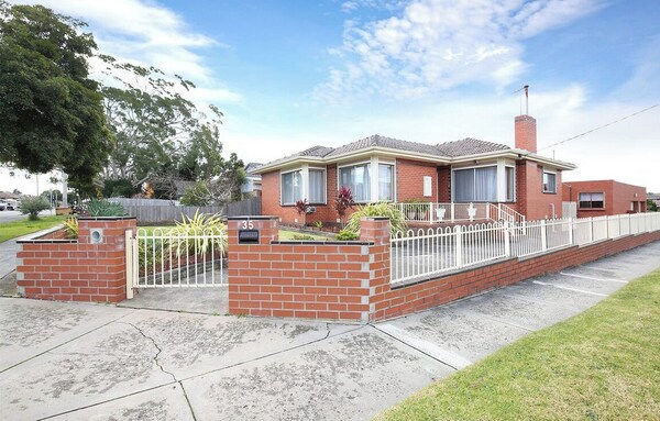 Stylish Family Home- 3br In The Heart Of Dandenong, Just Minutes To The Station - Dandenong