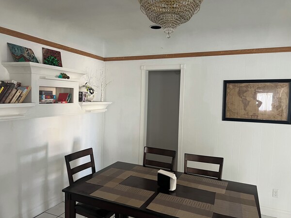 3-bedroom House In North Long Beach With Wifi, Full Kitchen And Big Backyard - Long Beach, CA