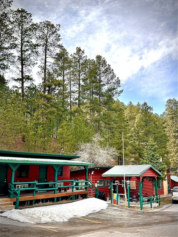 Ponderosa Pines: Motel Room 18- Peaceful Room In The Woods - South Dakota