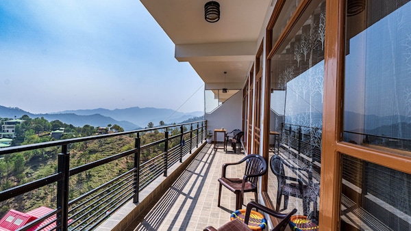 Valley View 2bhk Apartment In Kasauli By Homeyhuts - Solan