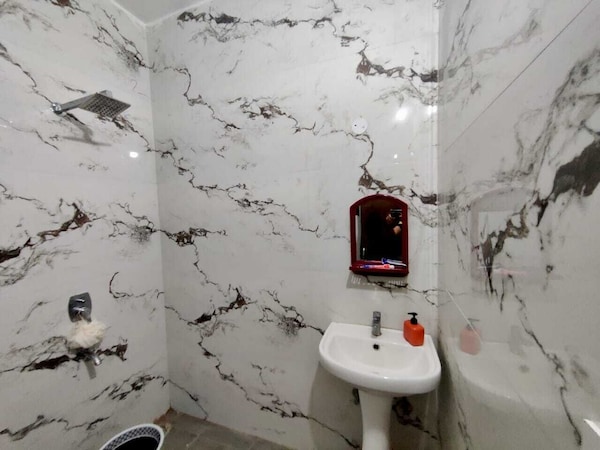 Charming 1-bedroom Apartment With Ac, Wifi, Smart Tv-40inch In Tranquil Zirakpur - Zirakpur