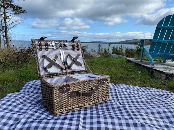 Tranquil Harbourview Cottage: Oceanfront Escape In Green's Harbour, Nl - Newfoundland and Labrador