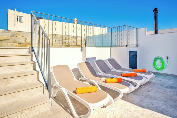 Zurbaran Villa 5 - Three Bedroom Villa, Sleeps 6 - 네르하