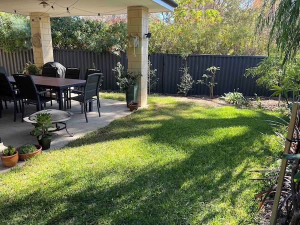 Mid-century Elegance In A Leafy Garden - Joondalup