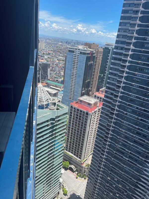 Urban Contemporary 1br W/ Balcony @ Air Residences Makati - Manille