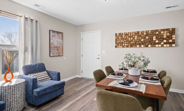 Spacious & Cozy Upstairs Apartment With King Beds And Smart Tvs In Every Room - Camden Park, Huntington