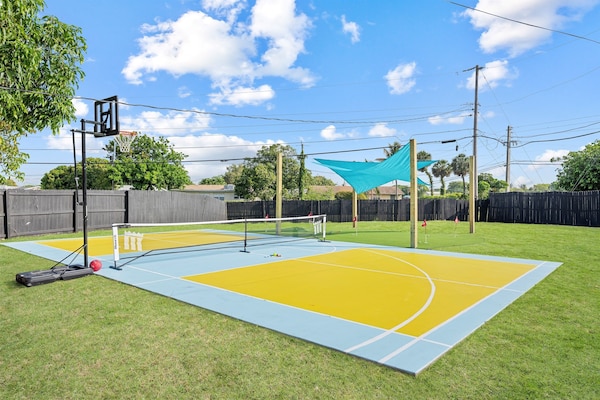 Spacious Beach Retreat | Private Pool | Pickleball - West Palm Beach, FL