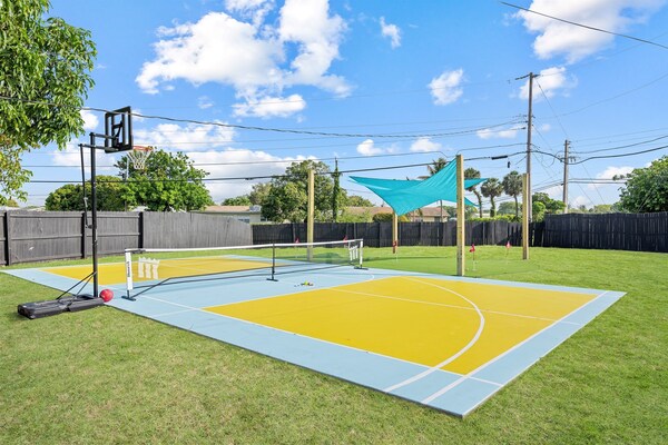 Spacious Beach Retreat | Private Pool | Pickleball - West Palm Beach, FL