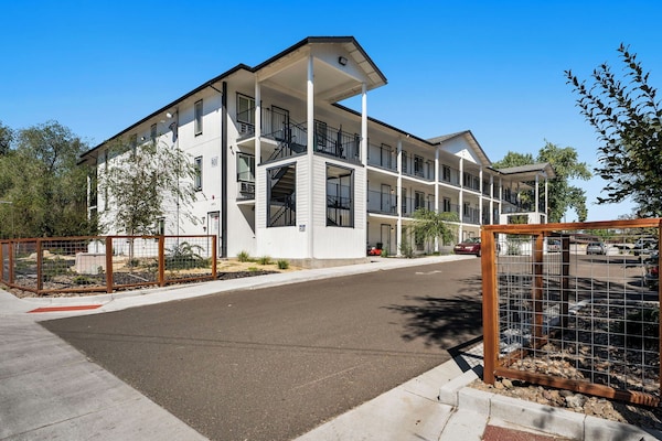 Modern Reno Stay - Near Bars & Shops - Sparks, NV