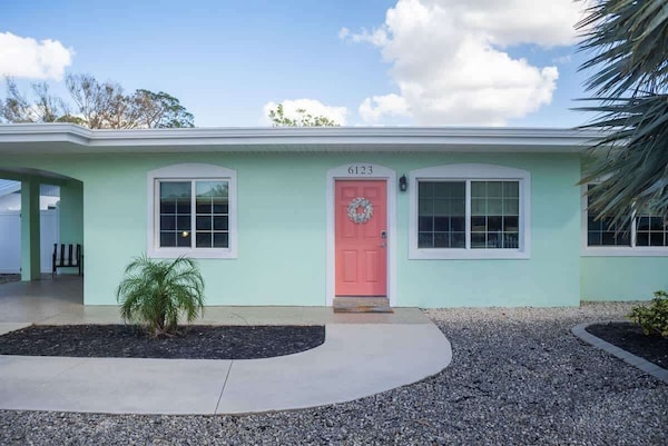 Coastal Siesta Cottage - Walk To Siesta Key Beach! - Siesta Key, FL