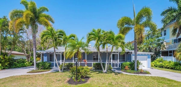 Charming Bungalow  | Close To Beach | 2 Beds - Siesta Key, FL