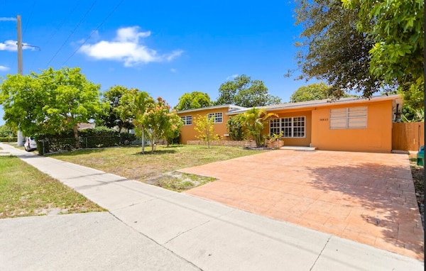 Charming 3-bedroom House With King Bed, Wifi Near Stadium In Fabulous Miami - Miami Gardens, FL