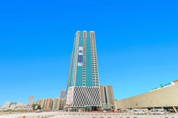 Ensuites Balcony + Pool - Charjah