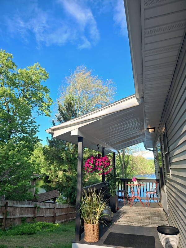 Serene Modern Lakefront Escape: Kayaks, Fishing, Firepit, Private Dock - Nassau, NY