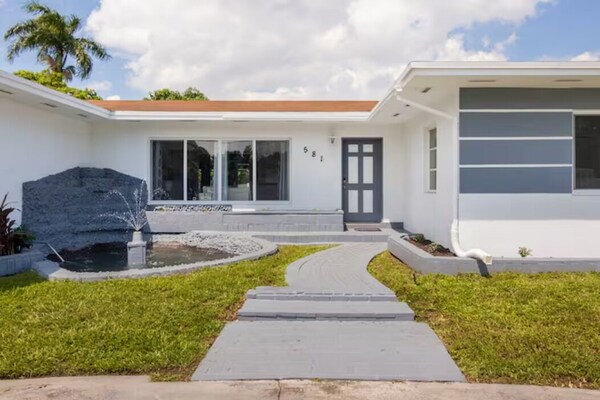 Tranquil 2 Bed 2 Bath Pool Home In North Miami Beach. Sleeps Up To 6 Adults. - Miramar, FL