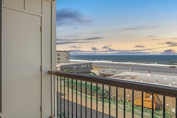 Laid-back Beach Life! Pet-friendly Stay In Lincoln City With Room To Relax - Neskowin, OR