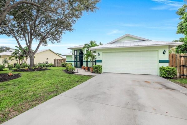 New Listing Discount! Pink Flamingo - Heated Pool/spa, 5 Miles To Vanderbilt Beach! - Vineyards, FL