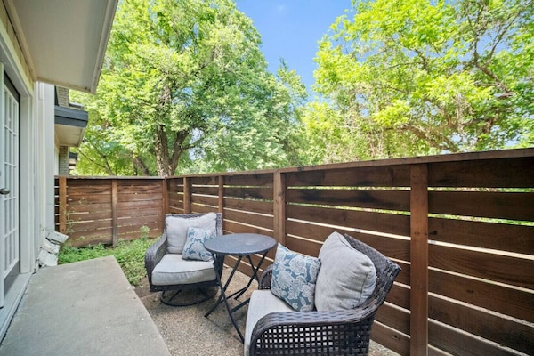 Two Apartments | Heart Of Arlington! - 알링턴