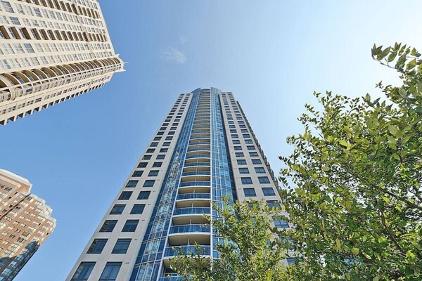 Luxurious 1 Bedroom+ Den, 1 Bath Condo/ Square One - 256