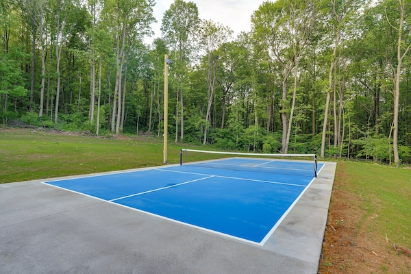 Uncharted Pines | Pickleball Court + Hot Tub - Big Spring State Park, Blain