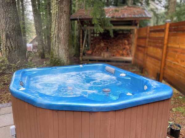 Naked Elk Lodge: 4 Bdrms, Hot Tub, Projector Tv Near Mt. Rainier - Packwood, WA