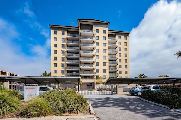 Ocean Outlook; A Stylish 2br Apartment With Sweeping Coastal Views - East Fremantle