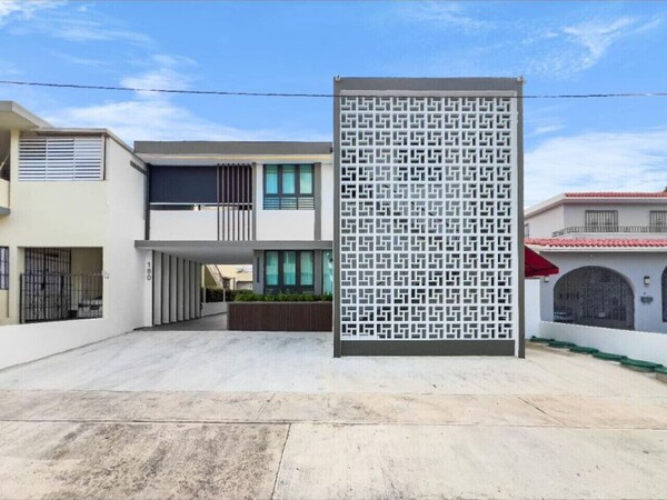 Hyde Park #6 | Couples Retreat Apt W/ Jacuzzi - Trujillo Alto