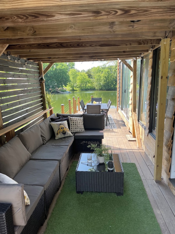 Unplug And Unwind In This Charming Loft Cabin Nestled On The Waters Edge. - Odessa, MO