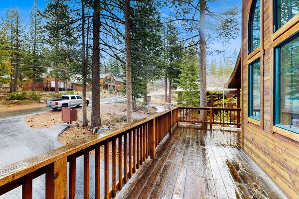 Charming Mountain Home With Game Room, Decks, And Stunning Views - Truckee, CA