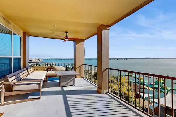 Stunning Lakefront Home On Lake Lbj With Private Balconies - Close To Yacht Club - Horseshoe Bay, TX