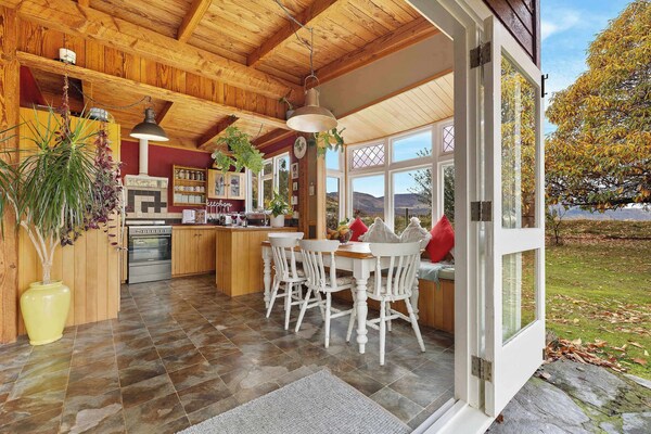 Arrowtown Ski Cottage | Opposite Millbrook | Spa Hire | Fireplace | Parking - Lake Hayes