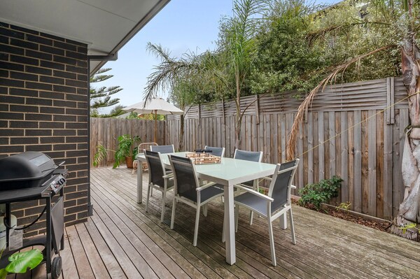 Inviting West Addis Unit I Bring Your Pet - Geelong