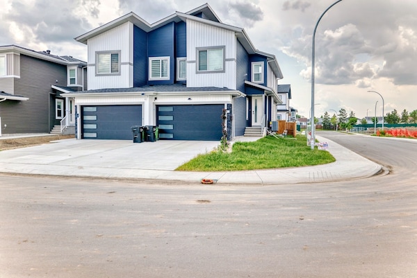 2-bed, W/ In-unit Washer & Dryer, Cozy Living,1-2 Min Drive To Anthony Henday! - Fort Saskatchewan
