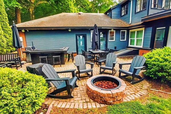 Spacious Waterfront Lake House. Sleeps 8! 4 Bdr/4.5 Bth. Private Dock & Canoes. - Danville, IL