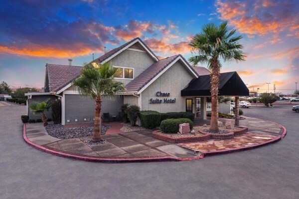 Relaxing Suite  Pet-friendly, Kitchen Access & Pool - El Paso, TX