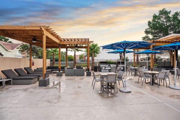 4 Stylish Units  Kitchen, Free Breakfast & Outdoor Pool - El Paso, TX