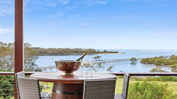 Urunga Magic - Spacious 3-bedroom Home With Elevated Views To Catch The Summer Breez - Urunga