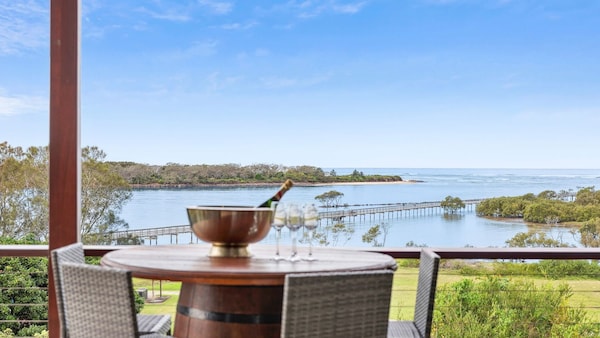 Urunga Magic - Spacious 3-bedroom Home With Elevated Views To Catch The Summer Breez - Urunga