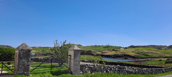 Quiet, Rural Hideaway In Traditional Old Schoolhouse, Right On The Edge Of Loch. - Isle of Lewis
