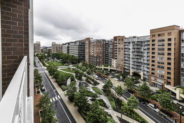 Stylish 2br Retreat | Gym, Prkng & Scenic Rooftop - Clinton, MD