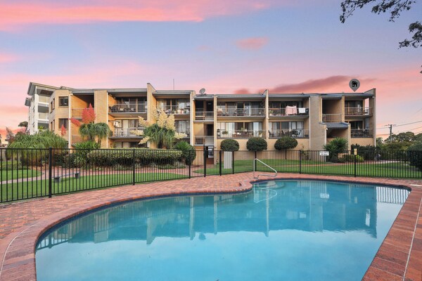 Two Bedroom River View Unit With Pool - Maroochydore