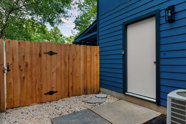 Posh & Serene 2br W Private Patio - Buda, TX