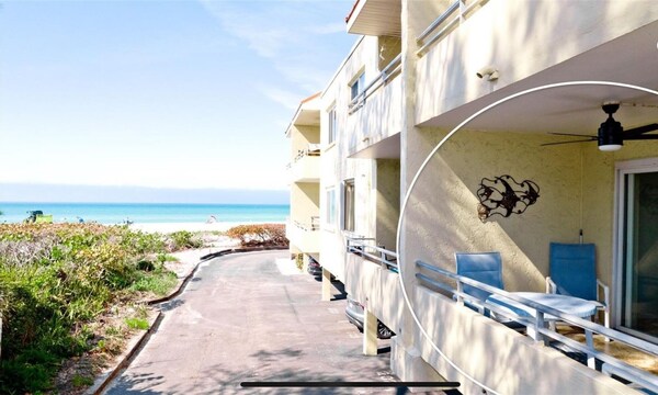 Beachfront Gulf Views 2br 2ba With Pool And Elevator -Just Steps To The Beach - Holmes Beach, FL